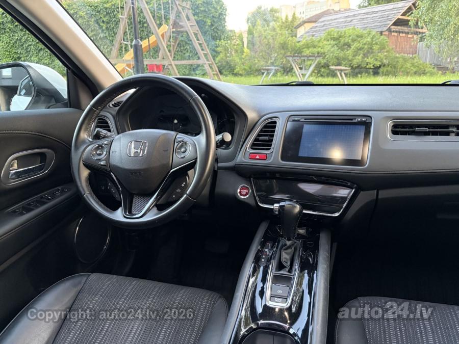 White Honda HR-V 2015 in Tartu, with an engine capacity of 1.50 L and mileage of 103 thousand km for 11400 €, photo 15 on AUTOMOTO.COM.LV