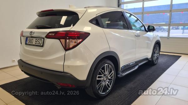 White Honda HR-V 2016 in Tartu, with an engine capacity of 1.50 L and mileage of 157 thousand km for 14699 €, photo 3 on AUTOMOTO.COM.LV