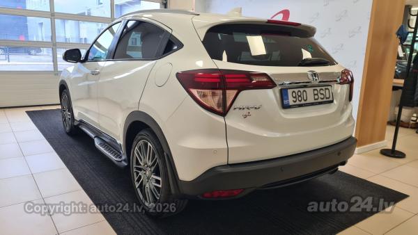 White Honda HR-V 2016 in Tartu, with an engine capacity of 1.50 L and mileage of 157 thousand km for 14699 €, photo 4 on AUTOMOTO.COM.LV
