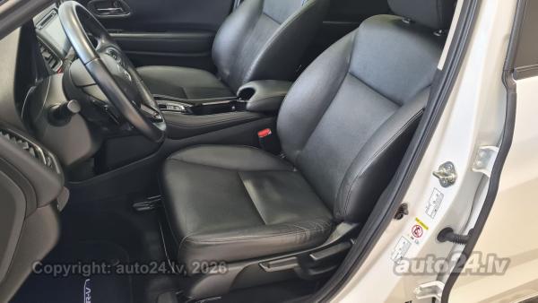 White Honda HR-V 2016 in Tartu, with an engine capacity of 1.50 L and mileage of 157 thousand km for 14699 €, photo 5 on AUTOMOTO.COM.LV