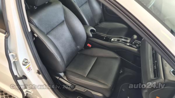 White Honda HR-V 2016 in Tartu, with an engine capacity of 1.50 L and mileage of 157 thousand km for 14699 €, photo 8 on AUTOMOTO.COM.LV