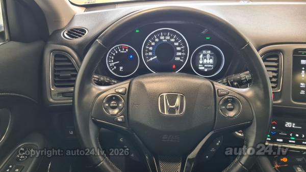 White Honda HR-V 2016 in Tartu, with an engine capacity of 1.50 L and mileage of 157 thousand km for 14699 €, photo 10 on AUTOMOTO.COM.LV
