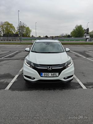 White Honda HR-V 2017 in Tallinn, with an engine capacity of 1.50 L and mileage of 79 thousand km for 14900 €, photo 3 on AUTOMOTO.COM.LV