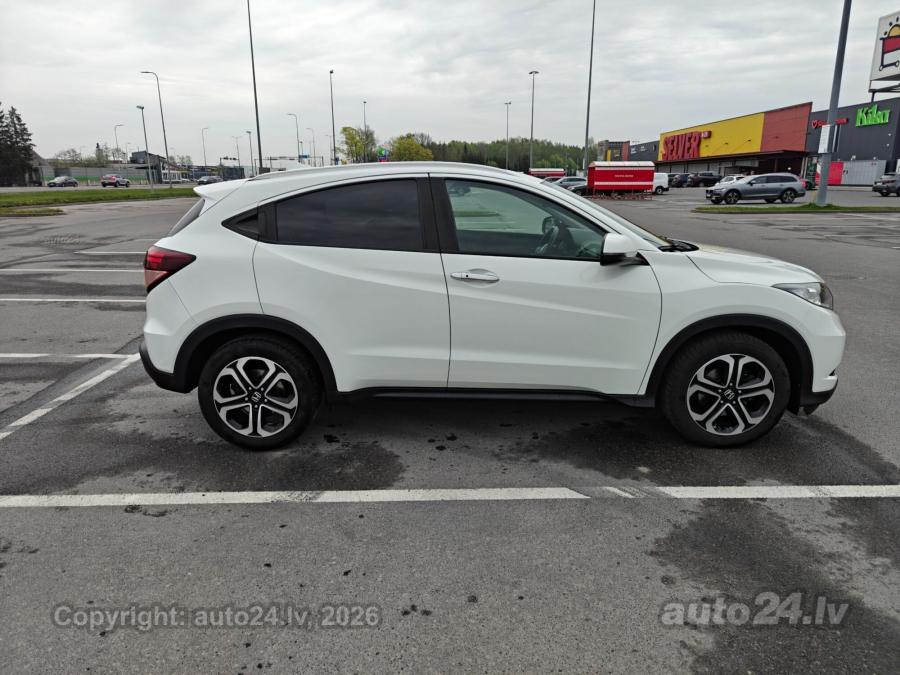 White Honda HR-V 2017 in Tallinn, with an engine capacity of 1.50 L and mileage of 79 thousand km for 14900 €, photo 8 on AUTOMOTO.COM.LV