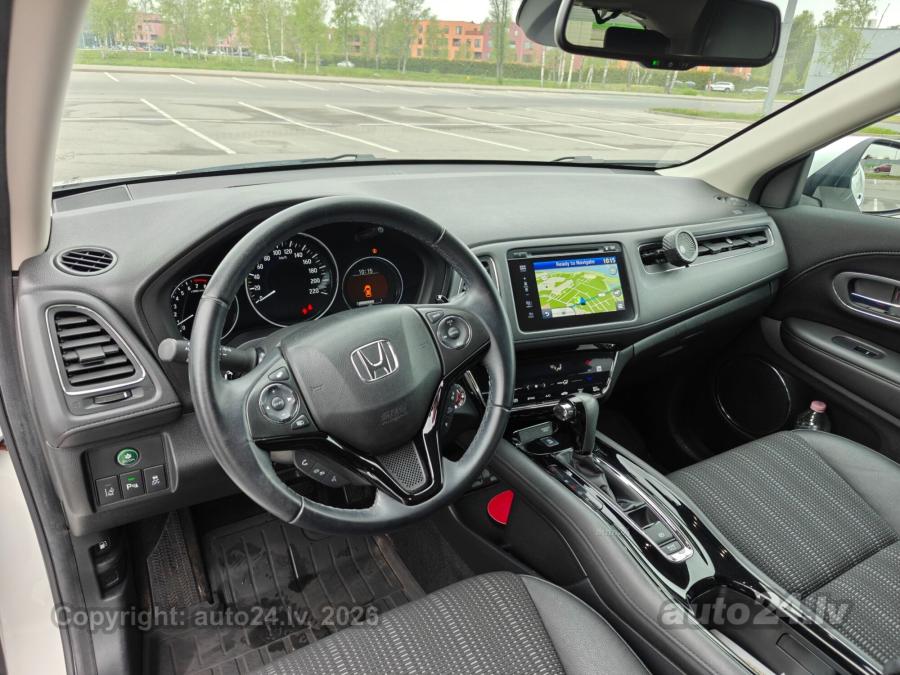 White Honda HR-V 2017 in Tallinn, with an engine capacity of 1.50 L and mileage of 79 thousand km for 14900 €, photo 11 on AUTOMOTO.COM.LV