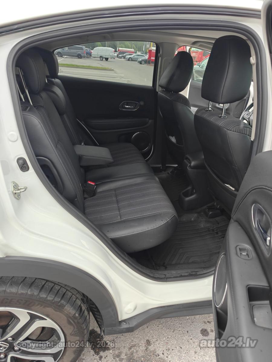 White Honda HR-V 2017 in Tallinn, with an engine capacity of 1.50 L and mileage of 79 thousand km for 14900 €, photo 17 on AUTOMOTO.COM.LV
