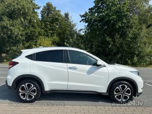 White Honda HR-V 2017 in Tallinn, with an engine capacity of 1.50 L and mileage of 107 thousand km for 14000 €, photo 5 on AUTOMOTO.COM.LV