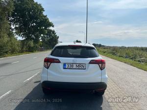 White Honda HR-V 2017 in Tallinn, with an engine capacity of 1.50 L and mileage of 107 thousand km for 14000 €, photo 7 on AUTOMOTO.COM.LV
