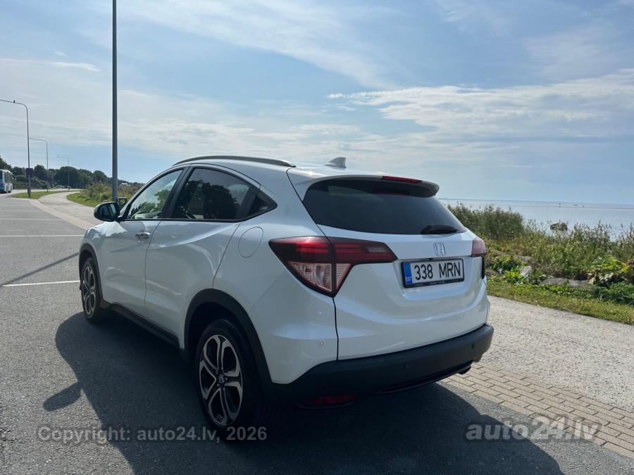 White Honda HR-V 2017 in Tallinn, with an engine capacity of 1.50 L and mileage of 107 thousand km for 14000 €, photo 8 on AUTOMOTO.COM.LV
