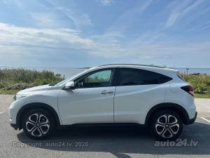 White Honda HR-V 2017 in Tallinn, with an engine capacity of 1.50 L and mileage of 107 thousand km for 14000 €, photo 9 on AUTOMOTO.COM.LV