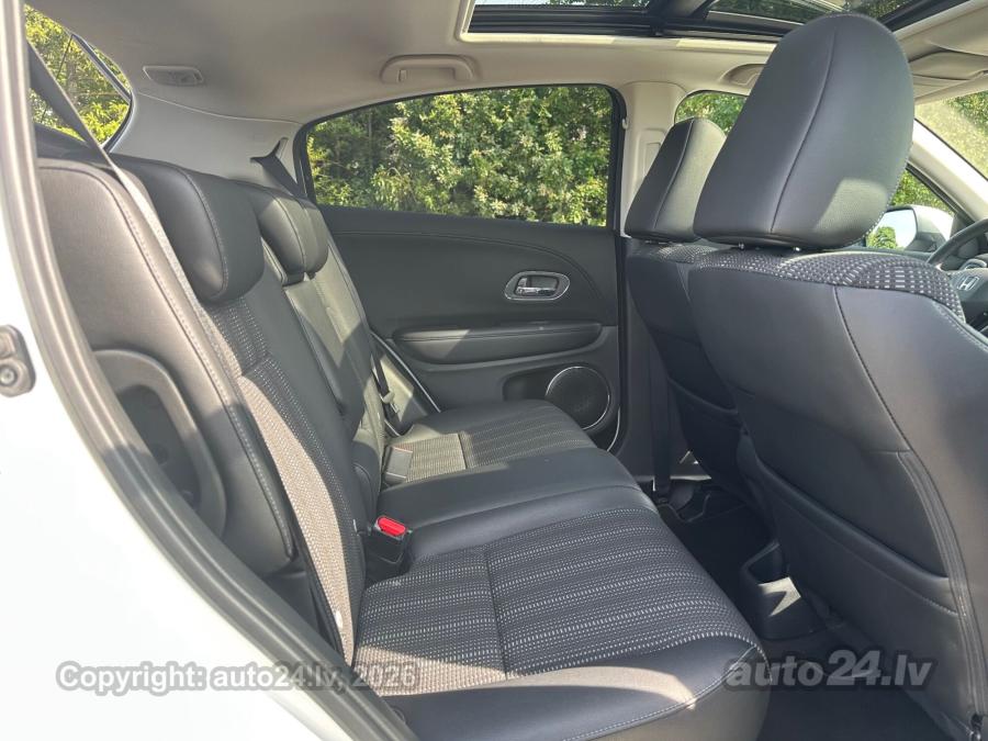 White Honda HR-V 2017 in Tallinn, with an engine capacity of 1.50 L and mileage of 107 thousand km for 14000 €, photo 12 on AUTOMOTO.COM.LV