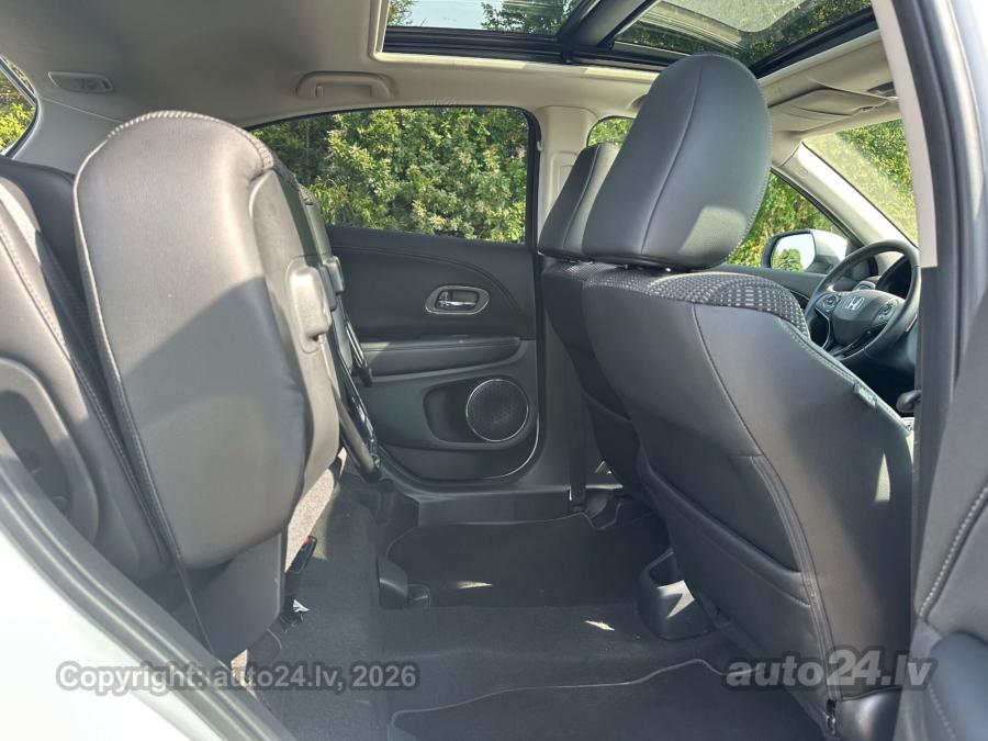 White Honda HR-V 2017 in Tallinn, with an engine capacity of 1.50 L and mileage of 107 thousand km for 14000 €, photo 13 on AUTOMOTO.COM.LV