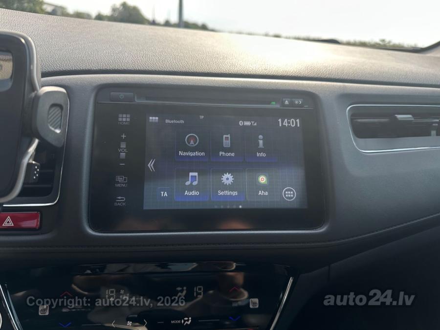 White Honda HR-V 2017 in Tallinn, with an engine capacity of 1.50 L and mileage of 107 thousand km for 14000 €, photo 14 on AUTOMOTO.COM.LV