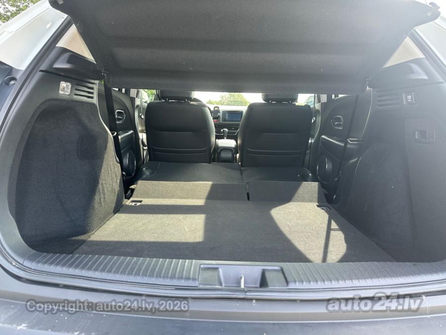White Honda HR-V 2017 in Tallinn, with an engine capacity of 1.50 L and mileage of 107 thousand km for 14000 €, photo 17 on AUTOMOTO.COM.LV