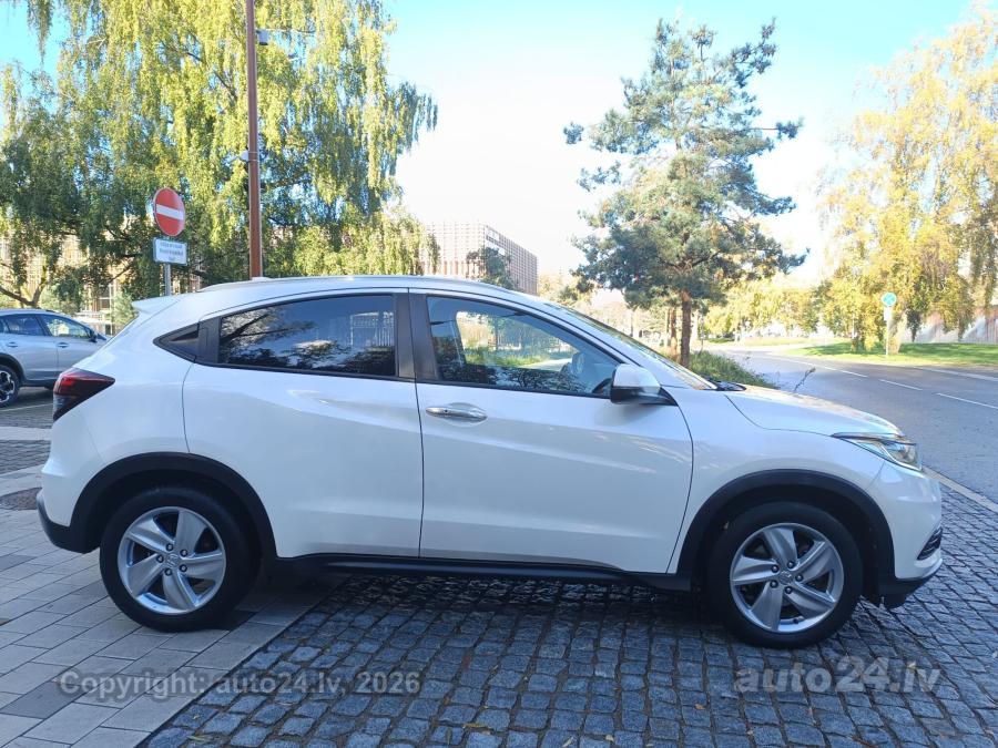 White Honda HR-V 2019 in Tallinn, with an engine capacity of 1.50 L and mileage of 160 thousand km for 18900 €, photo 6 on AUTOMOTO.COM.LV