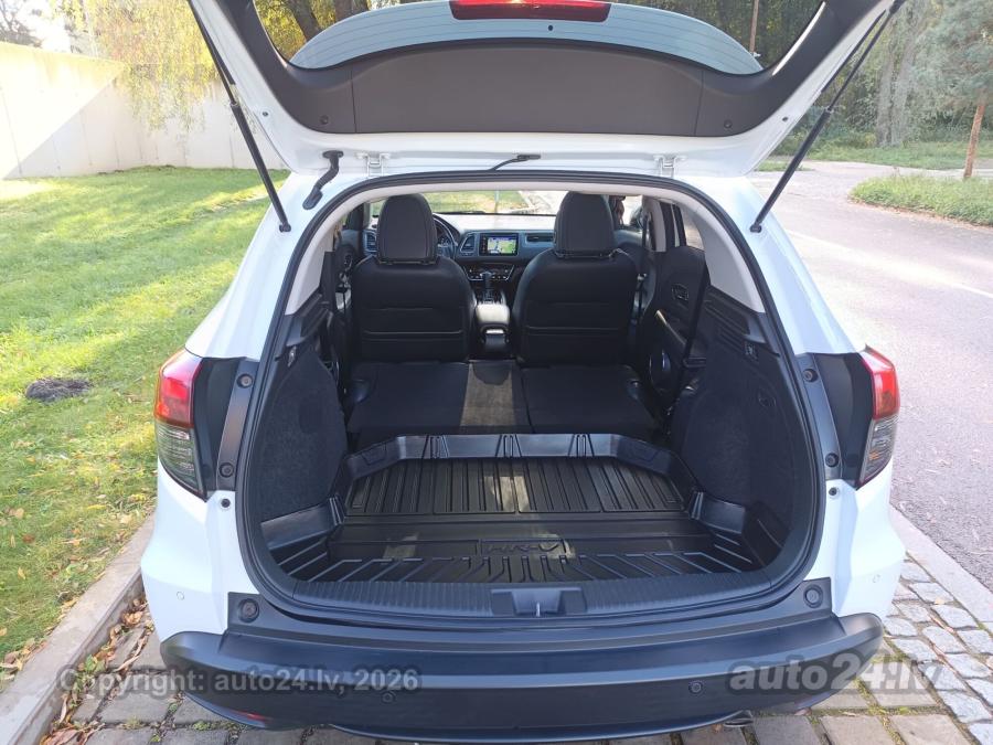 White Honda HR-V 2019 in Tallinn, with an engine capacity of 1.50 L and mileage of 160 thousand km for 18900 €, photo 14 on AUTOMOTO.COM.LV