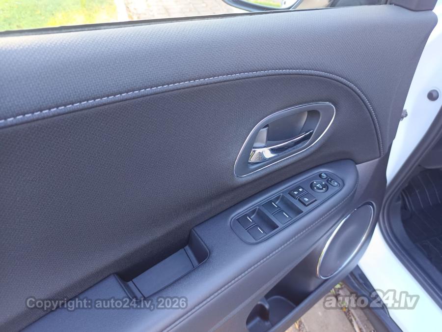 White Honda HR-V 2019 in Tallinn, with an engine capacity of 1.50 L and mileage of 160 thousand km for 18900 €, photo 21 on AUTOMOTO.COM.LV