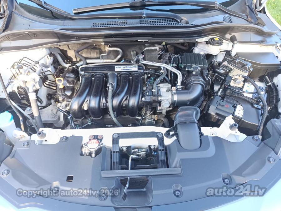 White Honda HR-V 2019 in Tallinn, with an engine capacity of 1.50 L and mileage of 160 thousand km for 18900 €, photo 26 on AUTOMOTO.COM.LV