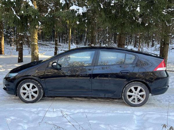 Melns Honda Insight 2009 Viļņa, ar dzinēja tilpumu 1.34 L un nobraukumu 274 tūkst. km par 1950 €, foto 4 vietnē AUTOMOTO.COM.LV