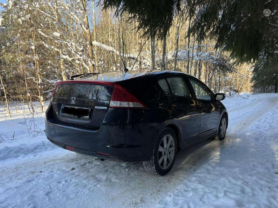 Black Honda Insight 2009 in Vilnius, with an engine capacity of 1.34 L and mileage of 274 thousand km for 1950 €, photo 6 on AUTOMOTO.COM.LV