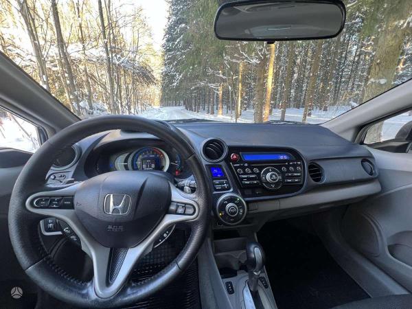 Melns Honda Insight 2009 Viļņa, ar dzinēja tilpumu 1.34 L un nobraukumu 274 tūkst. km par 1950 €, foto 10 vietnē AUTOMOTO.COM.LV