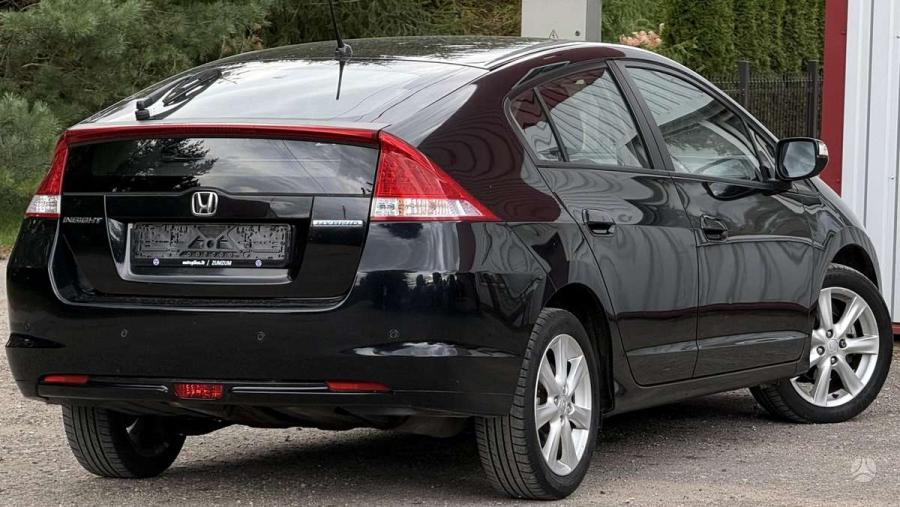 Black Honda Insight 2010 in Ukmerge, with an engine capacity of 1.34 L and mileage of 215 thousand km for 3750 €, photo 4 on AUTOMOTO.COM.LV