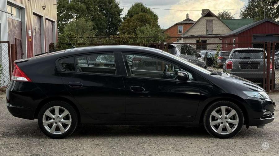 Black Honda Insight 2010 in Ukmerge, with an engine capacity of 1.34 L and mileage of 215 thousand km for 3750 €, photo 6 on AUTOMOTO.COM.LV