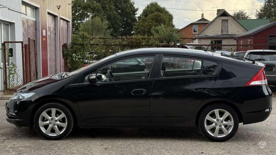 Black Honda Insight 2010 in Ukmerge, with an engine capacity of 1.34 L and mileage of 215 thousand km for 3750 €, photo 7 on AUTOMOTO.COM.LV