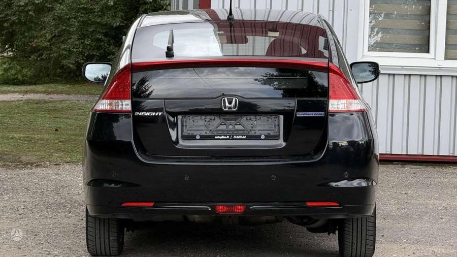 Black Honda Insight 2010 in Ukmerge, with an engine capacity of 1.34 L and mileage of 215 thousand km for 3750 €, photo 9 on AUTOMOTO.COM.LV