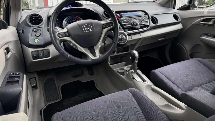Black Honda Insight 2010 in Ukmerge, with an engine capacity of 1.34 L and mileage of 215 thousand km for 3750 €, photo 15 on AUTOMOTO.COM.LV