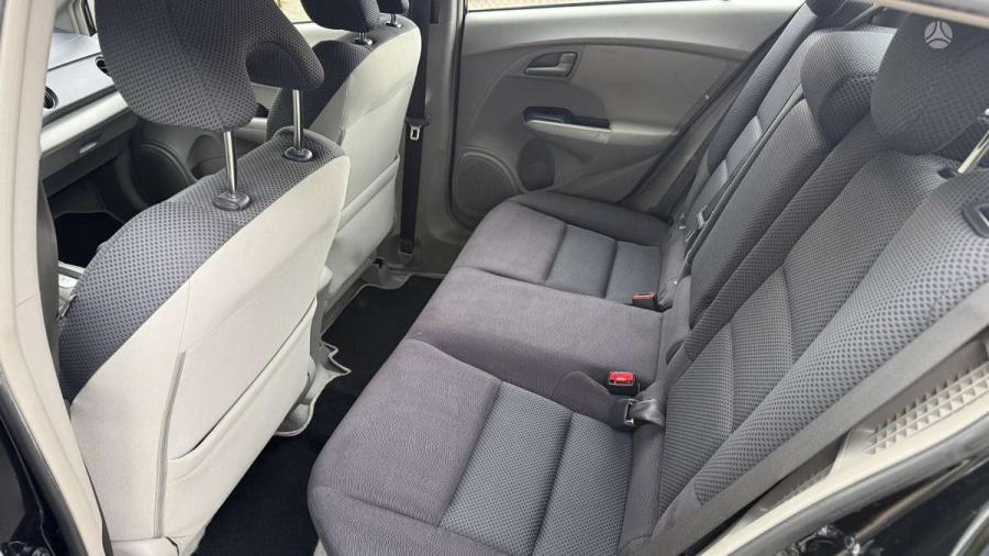 Black Honda Insight 2010 in Ukmerge, with an engine capacity of 1.34 L and mileage of 215 thousand km for 3750 €, photo 18 on AUTOMOTO.COM.LV
