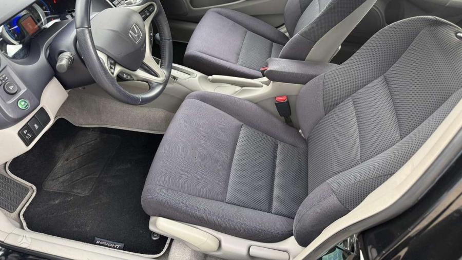 Black Honda Insight 2010 in Ukmerge, with an engine capacity of 1.34 L and mileage of 215 thousand km for 3750 €, photo 19 on AUTOMOTO.COM.LV