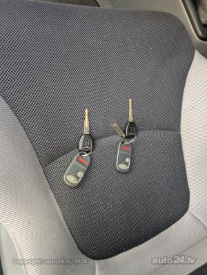 Zils Honda Insight 2001 Tallina, ar dzinēja tilpumu 1.00 L un nobraukumu 145 tūkst. km par 4500 €, foto 7 vietnē AUTOMOTO.COM.LV