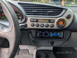 Zils Honda Insight 2001 Tallina, ar dzinēja tilpumu 1.00 L un nobraukumu 145 tūkst. km par 4500 €, foto 17 vietnē AUTOMOTO.COM.LV