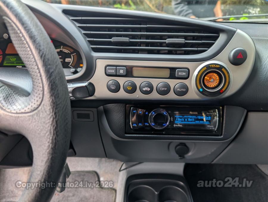 Zils Honda Insight 2001 Tallina, ar dzinēja tilpumu 1.00 L un nobraukumu 145 tūkst. km par 4500 €, foto 17 vietnē AUTOMOTO.COM.LV