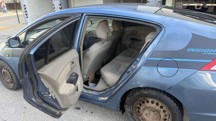 Zils Honda Insight 2009 Viļņa, ar dzinēja tilpumu 1.30 L un nobraukumu 290 tūkst. km par 1000 €, foto 13 vietnē AUTOMOTO.COM.LV