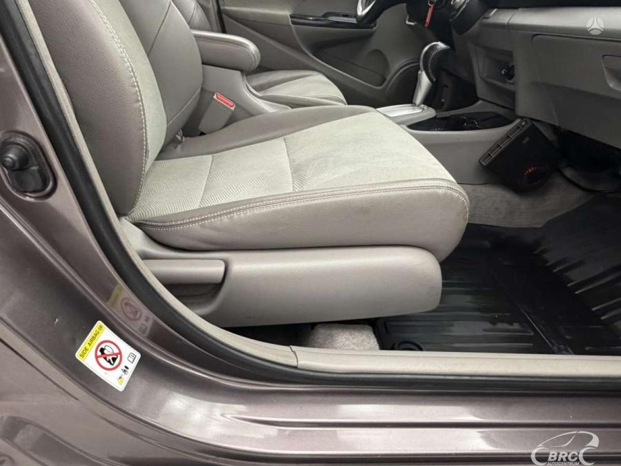 Brown Honda Insight 2012 in Vilnius, with an engine capacity of 1.34 L and mileage of 203 thousand km for 5000 €, photo 8 on AUTOMOTO.COM.LV
