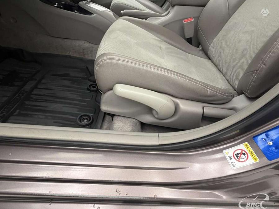 Brown Honda Insight 2012 in Vilnius, with an engine capacity of 1.34 L and mileage of 203 thousand km for 5000 €, photo 22 on AUTOMOTO.COM.LV