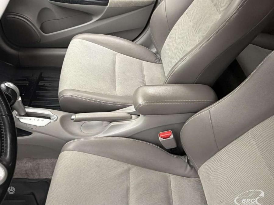 Brown Honda Insight 2012 in Vilnius, with an engine capacity of 1.34 L and mileage of 203 thousand km for 5000 €, photo 24 on AUTOMOTO.COM.LV