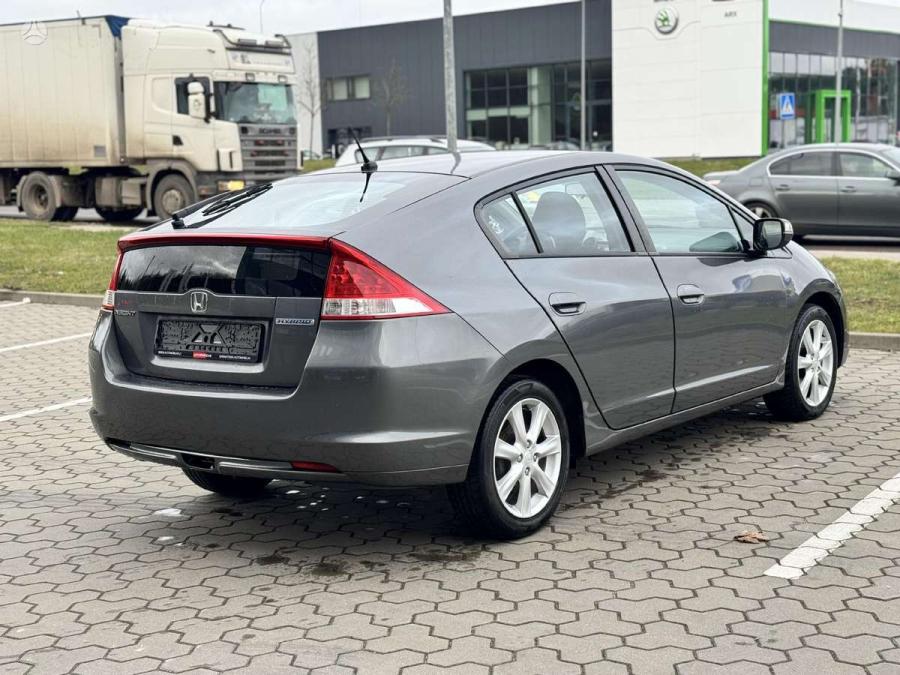 Pelēks Honda Insight 2009 Viļņa, ar dzinēja tilpumu 1.34 L un nobraukumu 242 tūkst. km par 3950 €, foto 4 vietnē AUTOMOTO.COM.LV