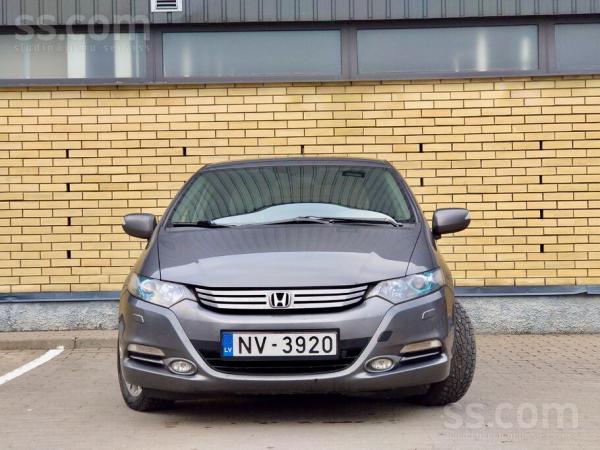 Grey Honda Insight 2010 in Riga, with an engine capacity of 1.40 L and mileage of 291 thousand km for 4100 €, photo 3 on AUTOMOTO.COM.LV