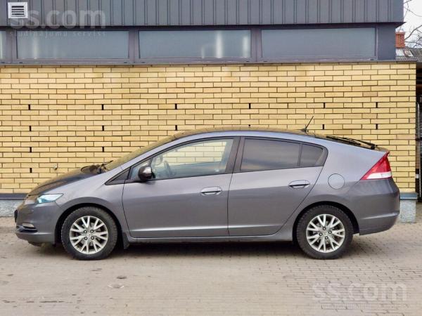 Grey Honda Insight 2010 in Riga, with an engine capacity of 1.40 L and mileage of 291 thousand km for 4100 €, photo 5 on AUTOMOTO.COM.LV