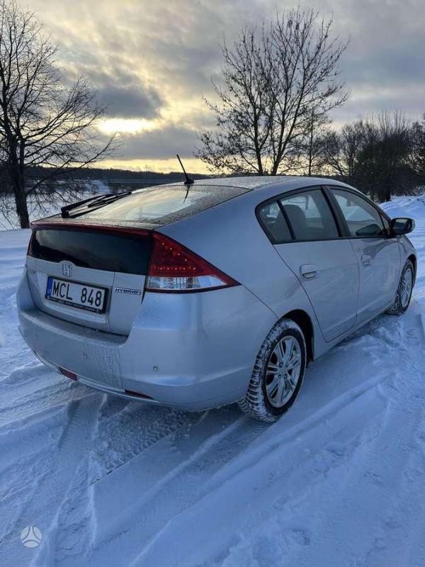 Pelēks Honda Insight 2010 Kauņa, ar dzinēja tilpumu 1.34 L un nobraukumu 202 tūkst. km par 3800 €, foto 3 vietnē AUTOMOTO.COM.LV