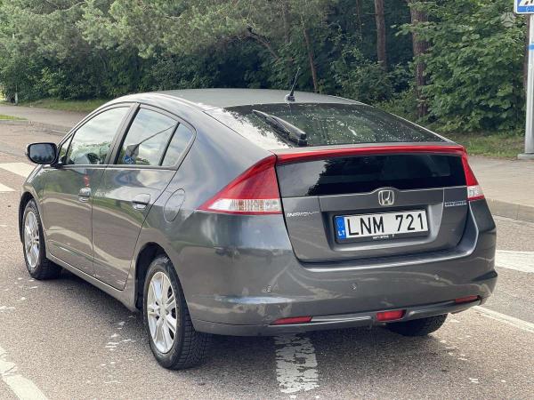 Pelēks Honda Insight 2010 Viļņa, ar dzinēja tilpumu 1.34 L un nobraukumu 253 tūkst. km par 2200 €, foto 3 vietnē AUTOMOTO.COM.LV