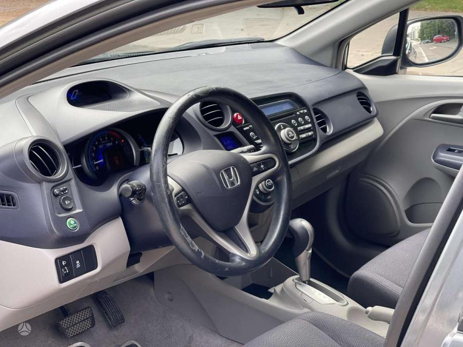 Grey Honda Insight 2010 in Vilnius, with an engine capacity of 1.34 L and mileage of 253 thousand km for 2200 €, photo 10 on AUTOMOTO.COM.LV