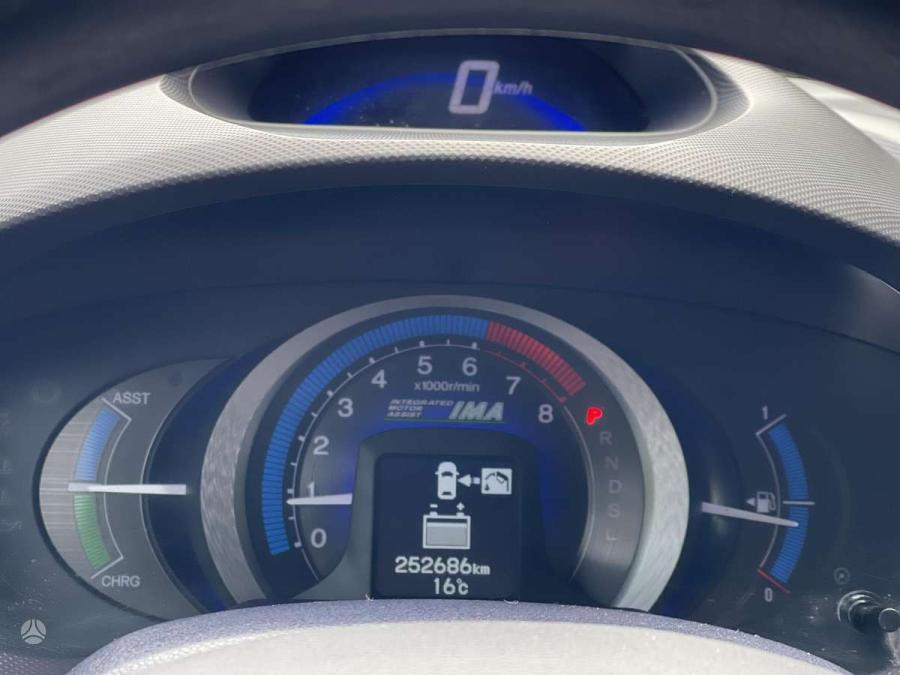 Grey Honda Insight 2010 in Vilnius, with an engine capacity of 1.34 L and mileage of 253 thousand km for 2200 €, photo 17 on AUTOMOTO.COM.LV