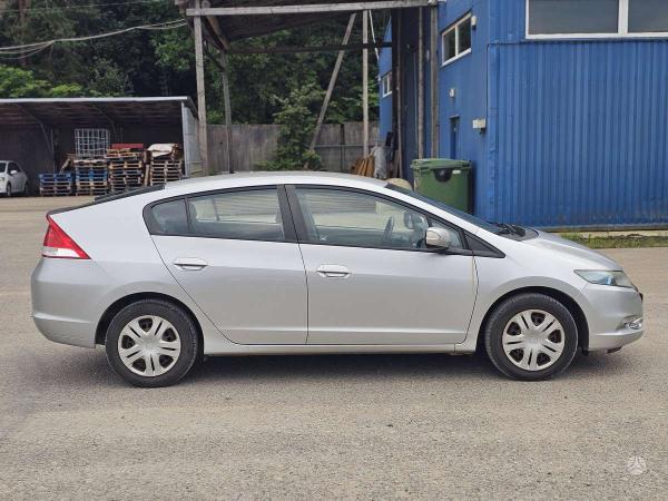 Grey Honda Insight 2011 in Vilnius, with an engine capacity of 1.34 L and mileage of 141 thousand km for 3850 €, photo 4 on AUTOMOTO.COM.LV