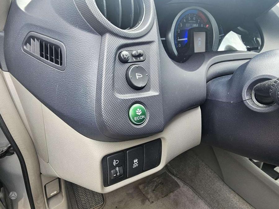 Pelēks Honda Insight 2011 Viļņa, ar dzinēja tilpumu 1.34 L un nobraukumu 141 tūkst. km par 3850 €, foto 18 vietnē AUTOMOTO.COM.LV