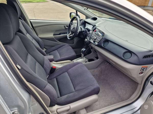 Grey Honda Insight 2012 in Ukmerge, with an engine capacity of 1.34 L and mileage of 264 thousand km for 4250 €, photo 11 on AUTOMOTO.COM.LV