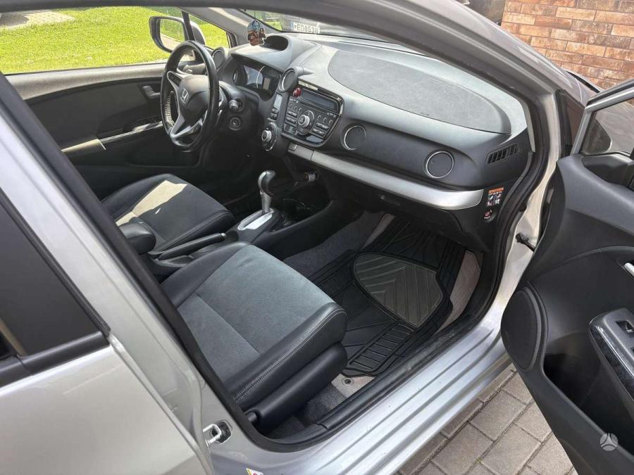 Grey Honda Insight 2013 in Vilnius, with an engine capacity of 1.34 L and mileage of 187 thousand km for 5200 €, photo 5 on AUTOMOTO.COM.LV